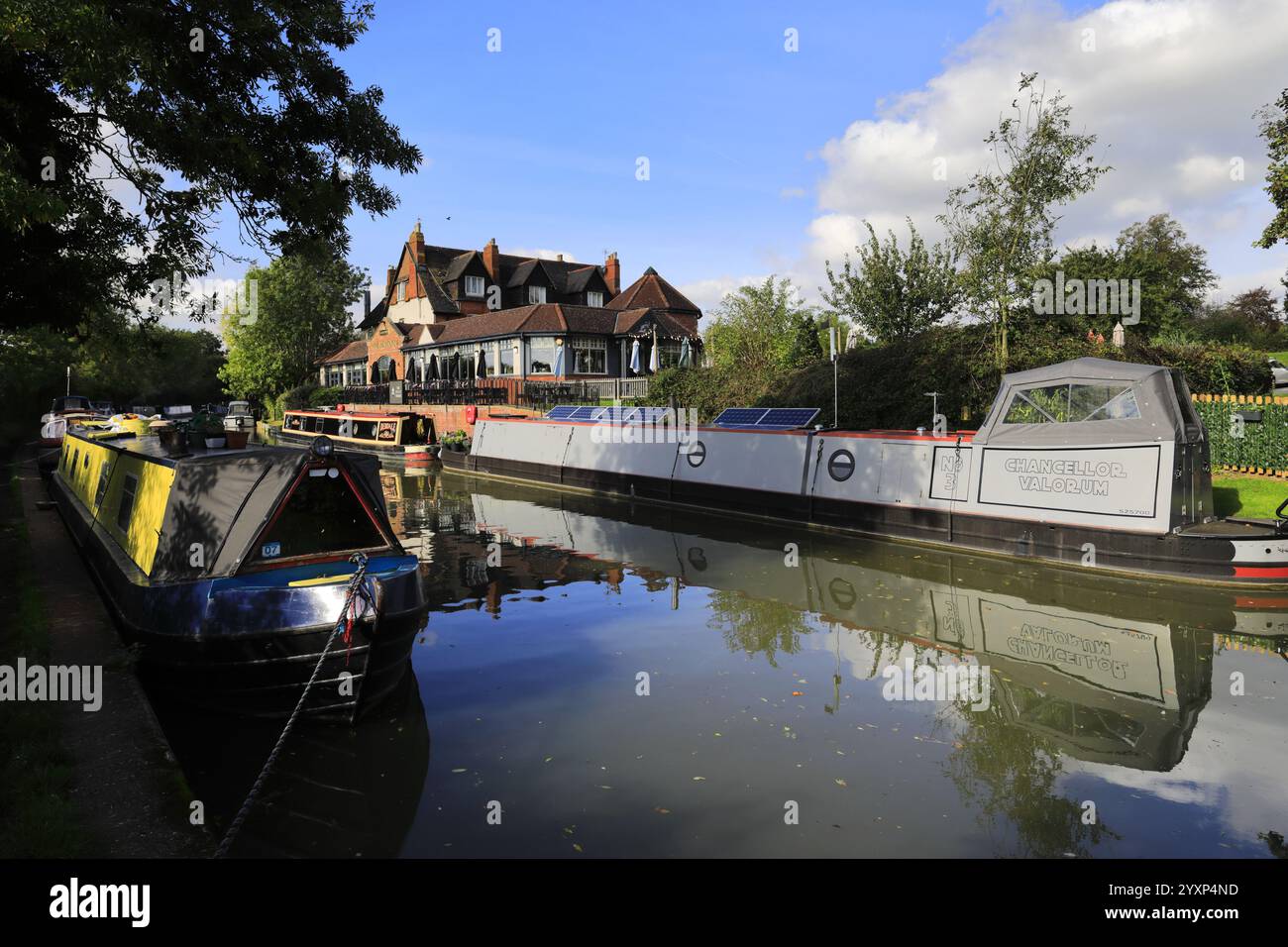 Narrowboats at the Boathouse pub, Grand Union canal, Braunston village ...