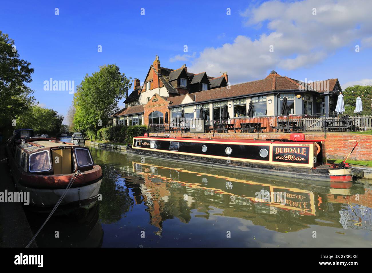 Narrowboats at the Boathouse pub, Grand Union canal, Braunston village ...