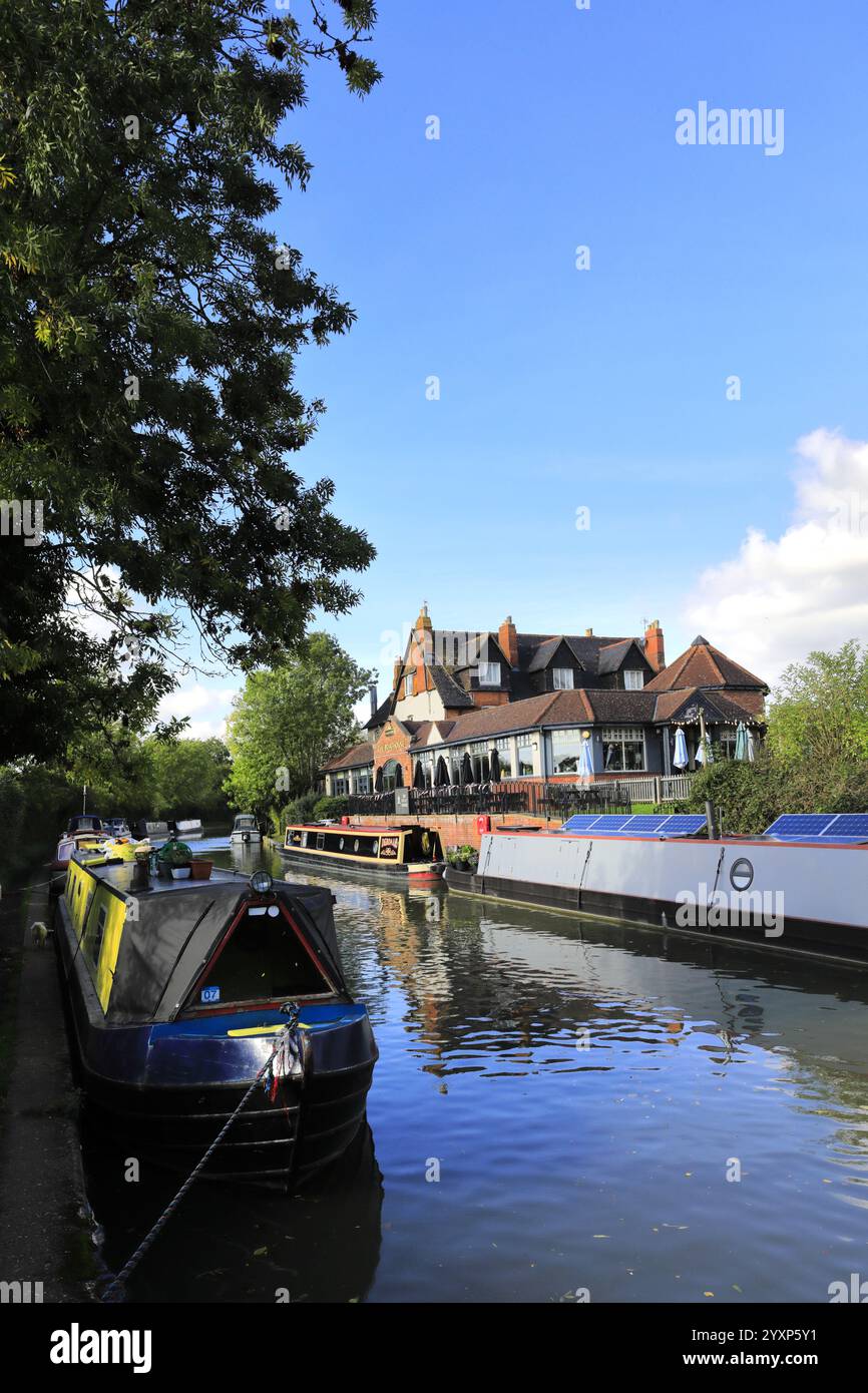 Narrowboats at the Boathouse pub, Grand Union canal, Braunston village ...
