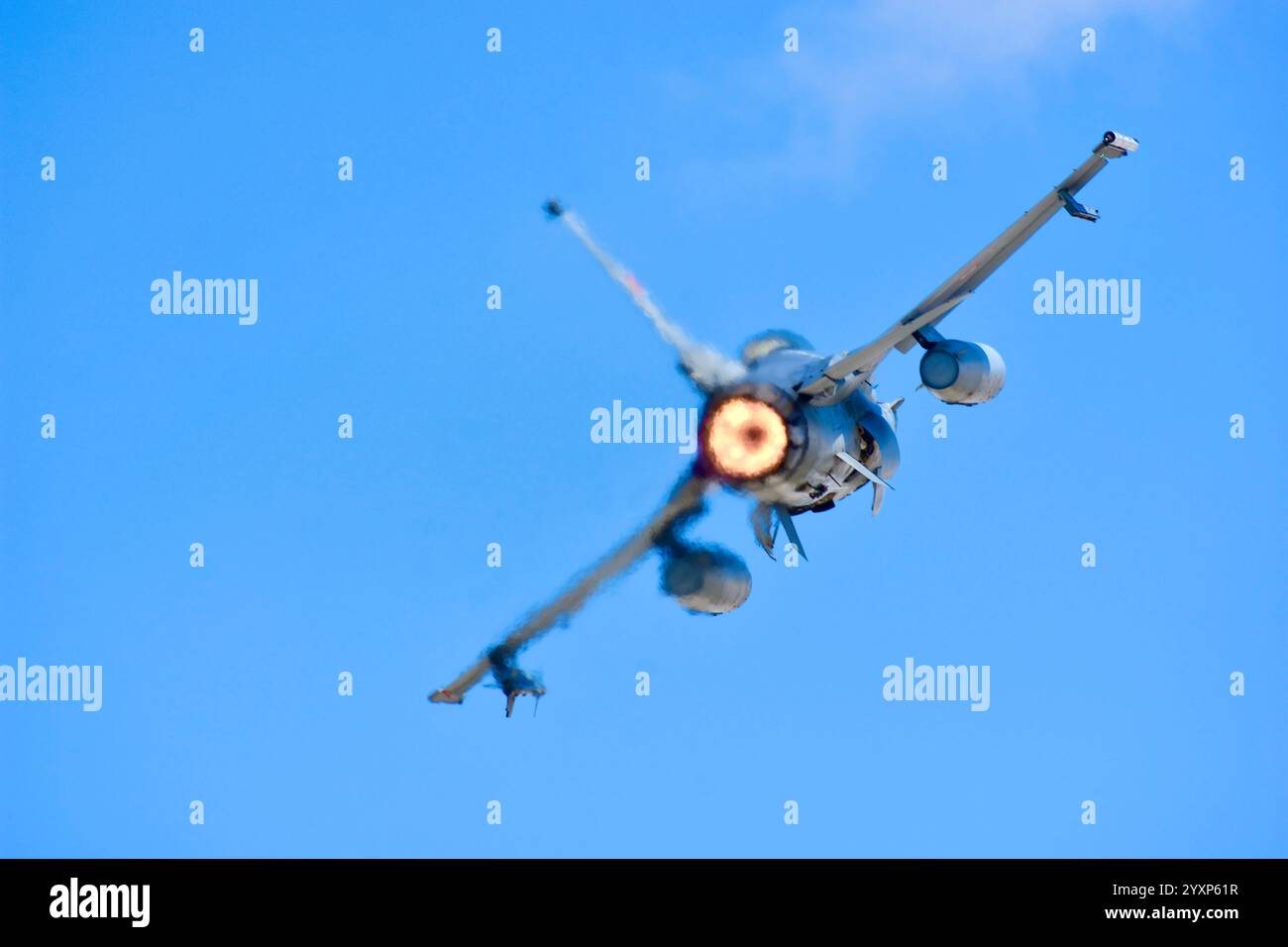 Rear view f 16 jet fighter hi-res stock photography and images - Alamy