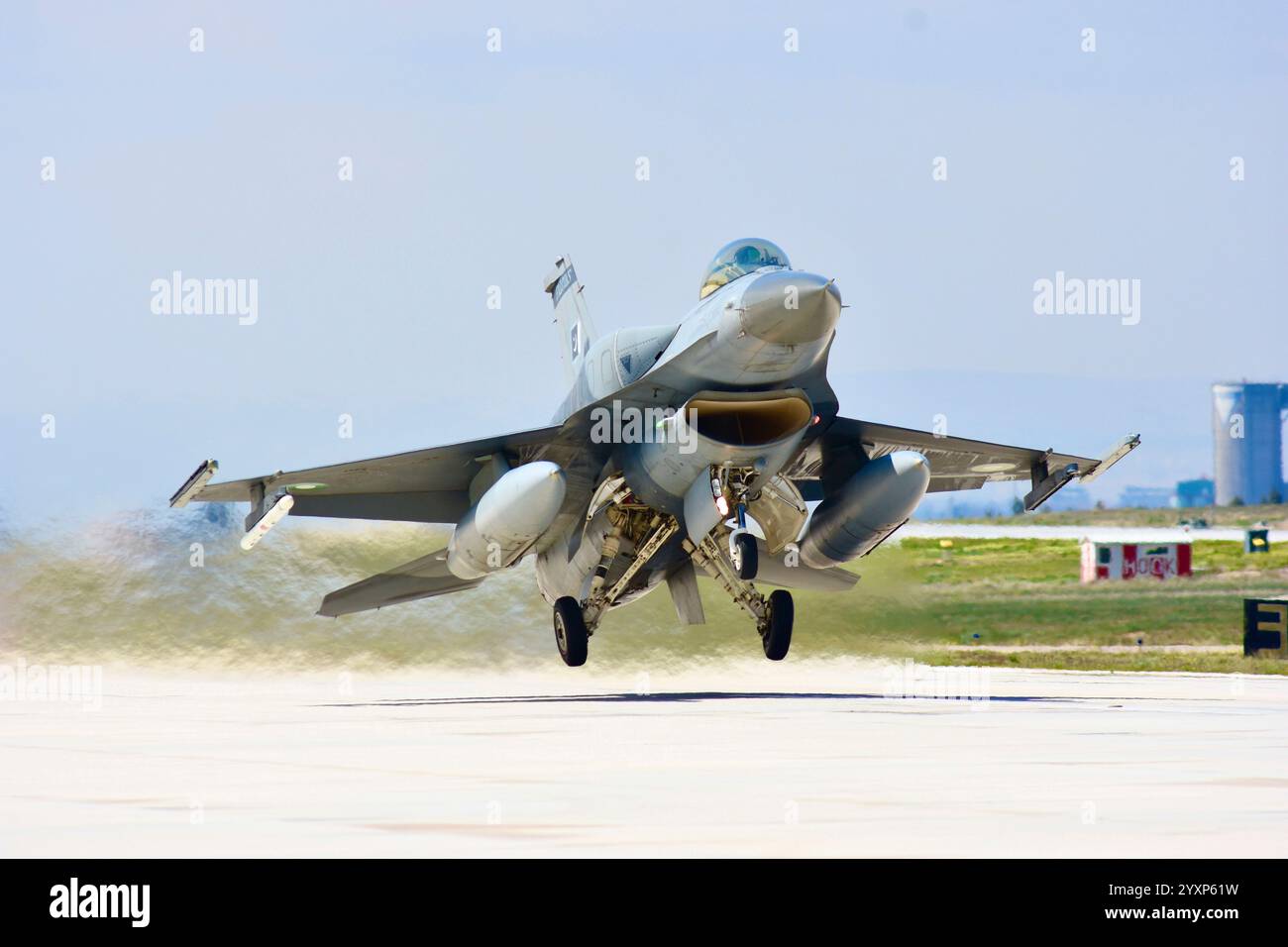 Pakistan Air Force F-16C Block 52 taking off Stock Photo - Alamy
