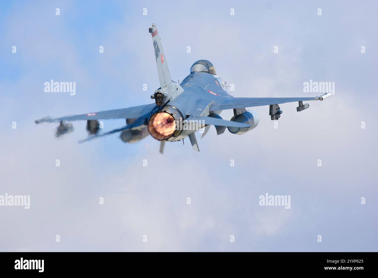 Rear view f 16 jet fighter hi-res stock photography and images - Alamy