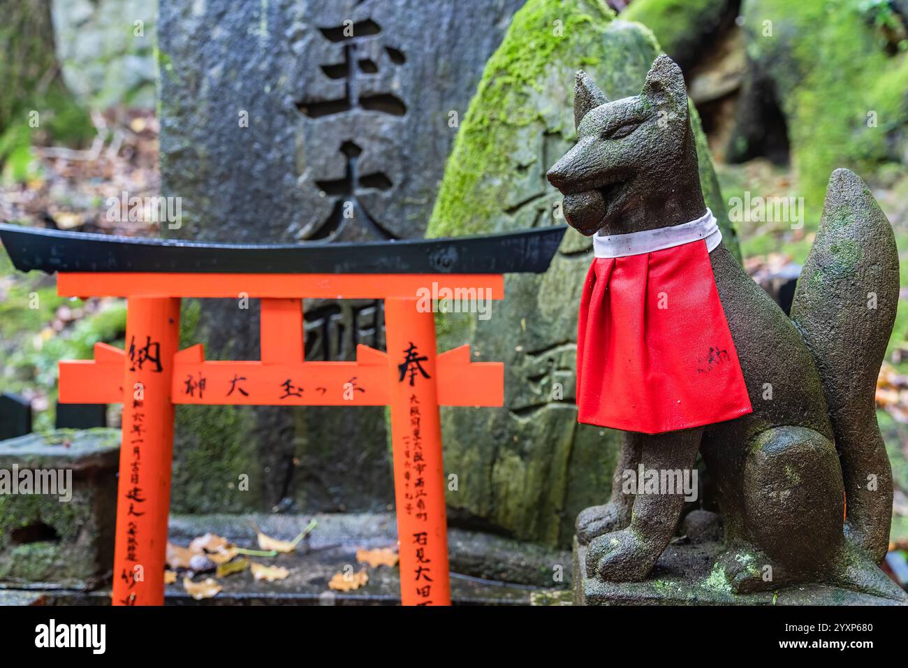 Stone fox statue at Fushimi Inari Taisha, in Kyoto, Japan ...