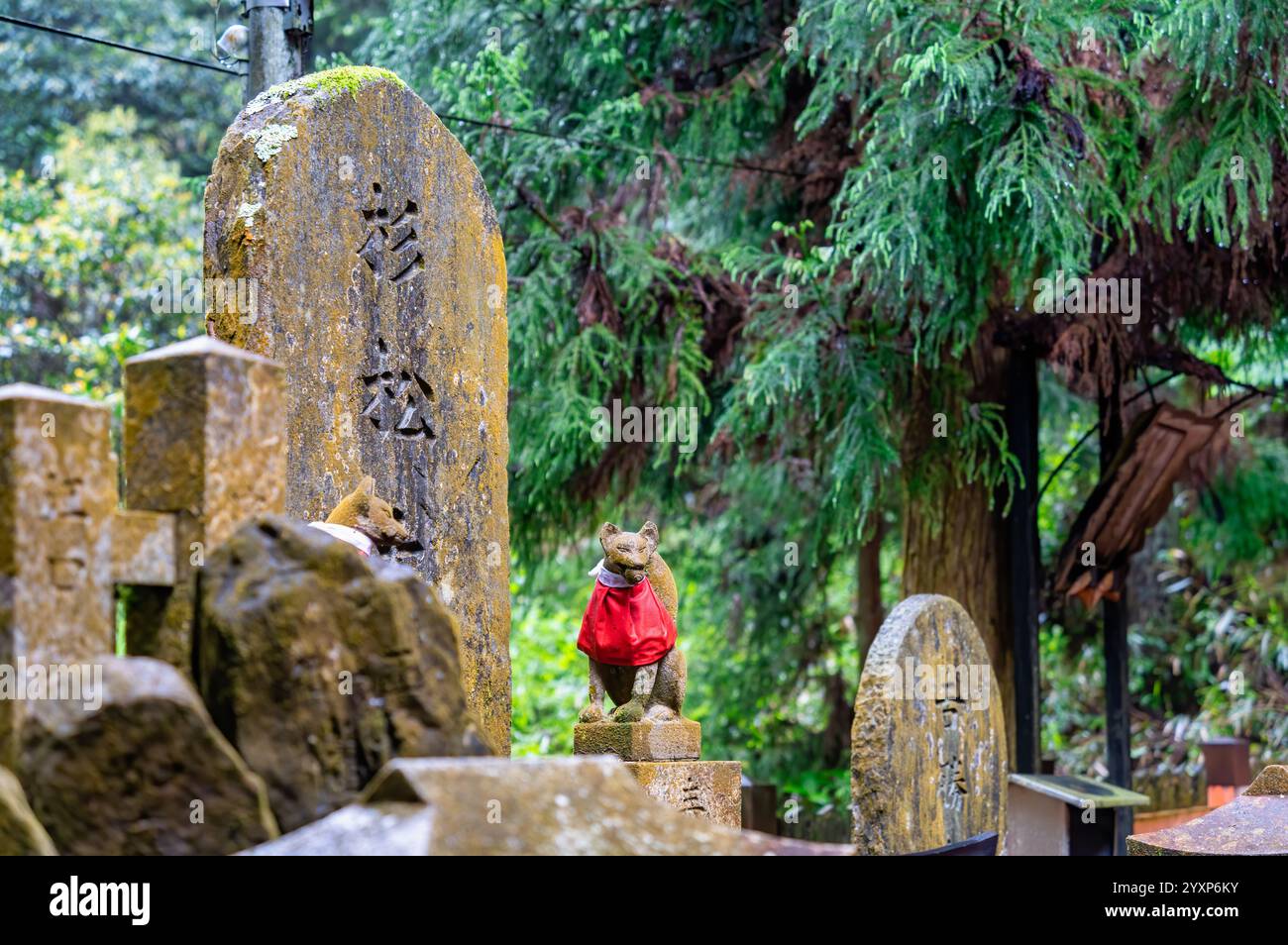Stone fox statue at Fushimi Inari Taisha, in Kyoto, Japan ...