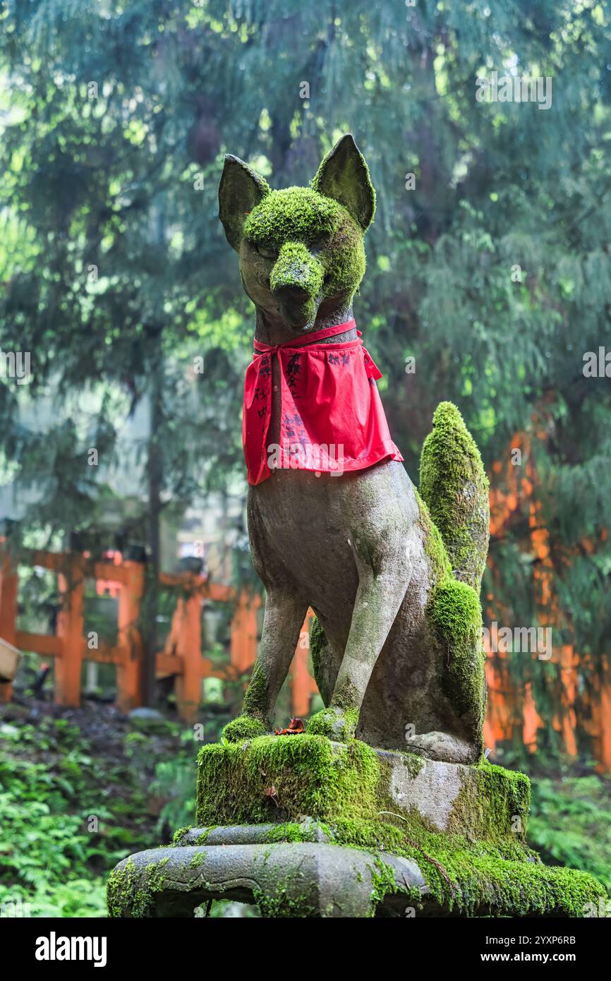 Stone fox statue at Fushimi Inari Taisha, in Kyoto, Japan ...