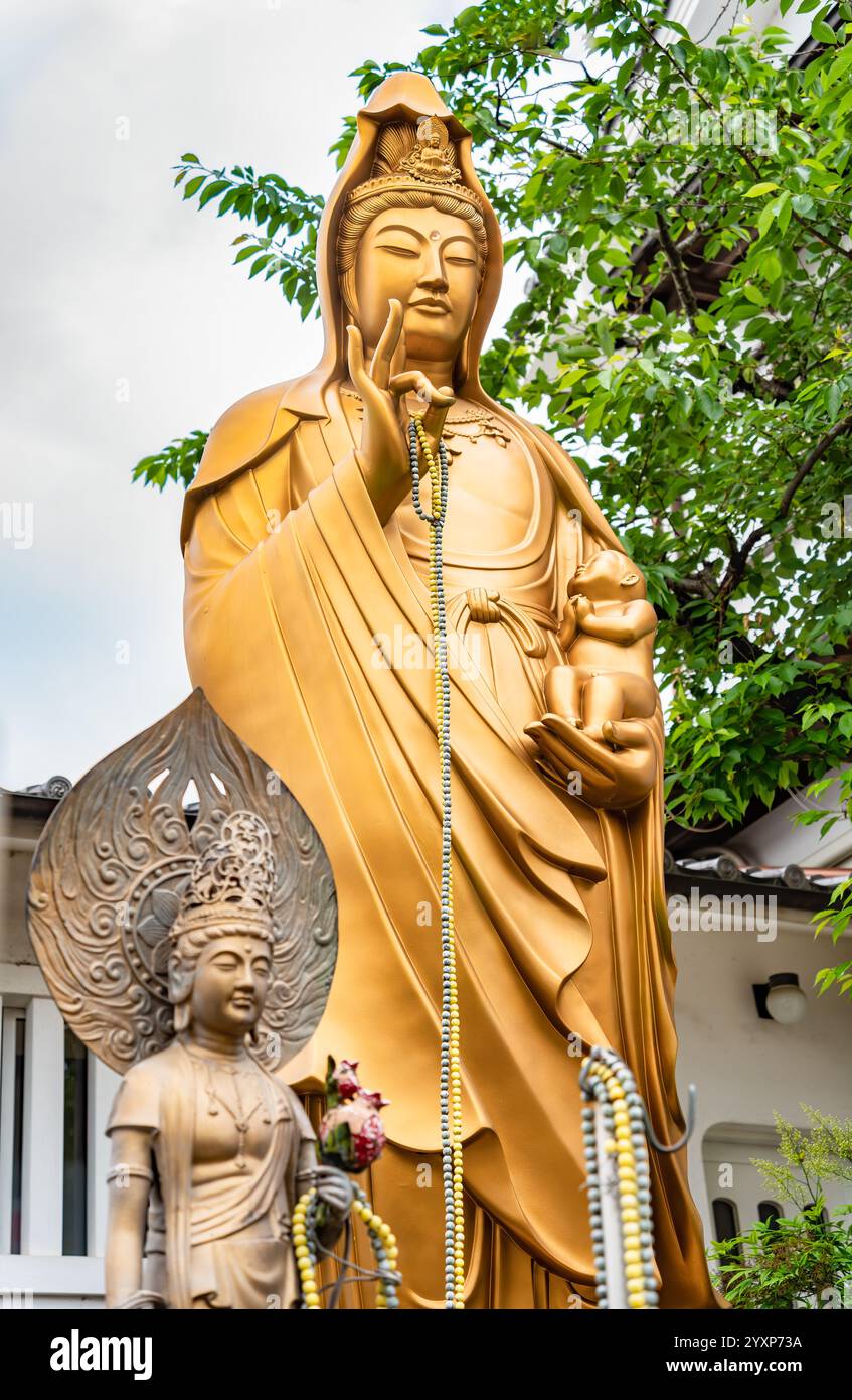 Golden statue of Avalokiteshvara Bodhisattva Kanzeon at Fushimi Inari ...