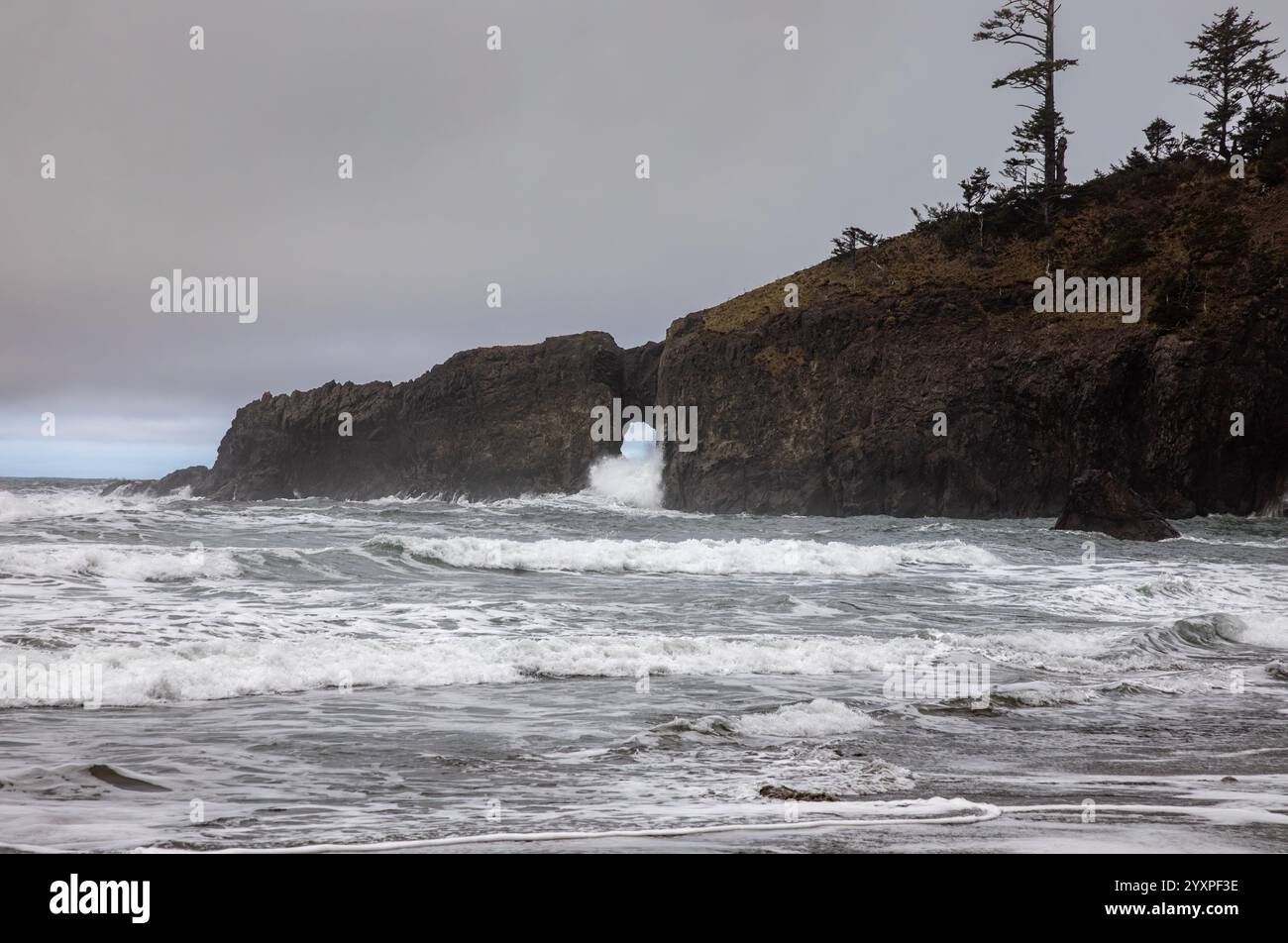 Wave crashing into window hi-res stock photography and images - Alamy