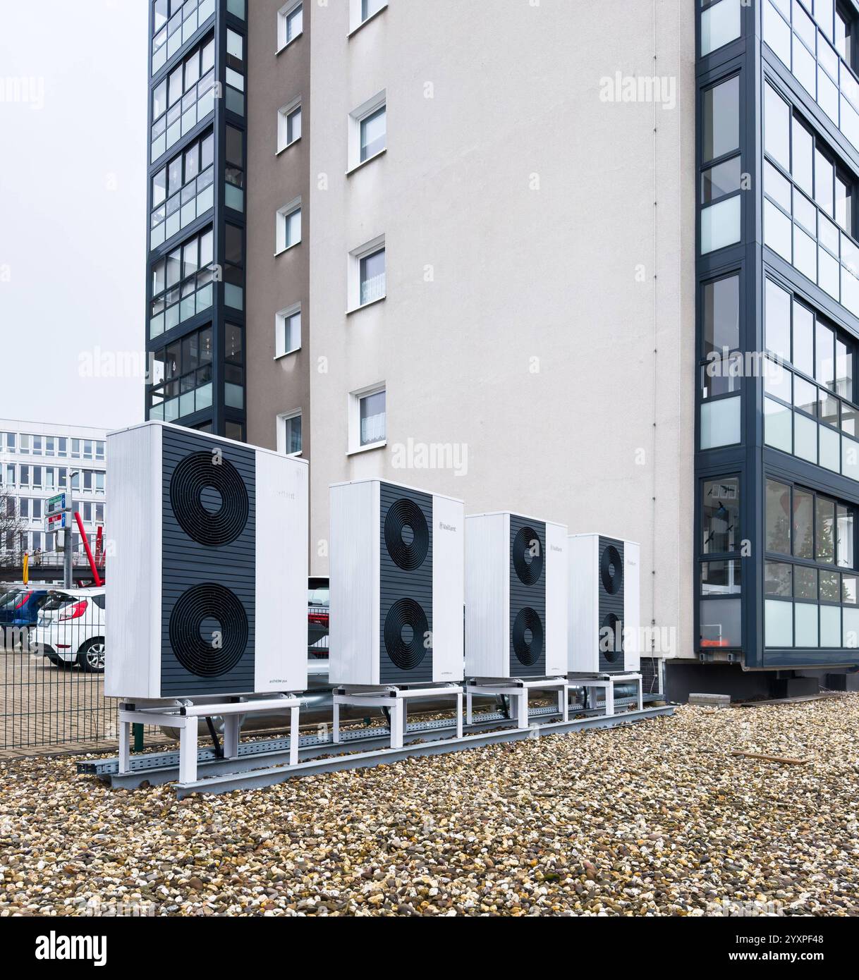 Kaskade aus Wärmepumpen vor einem Hochhaus in Remscheid, Deutschland ...