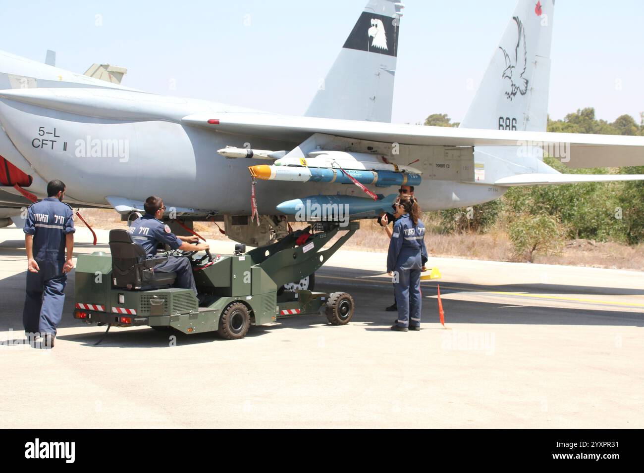 Ground crew arming an Israeli Air Force F-15A aircraft Stock Photo - Alamy