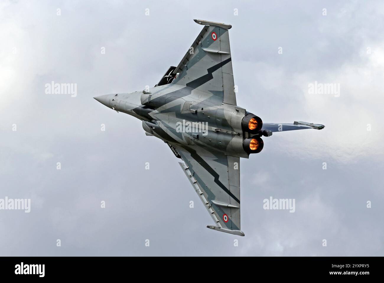 Side view eurofighter typhoon in flight hi-res stock photography and ...