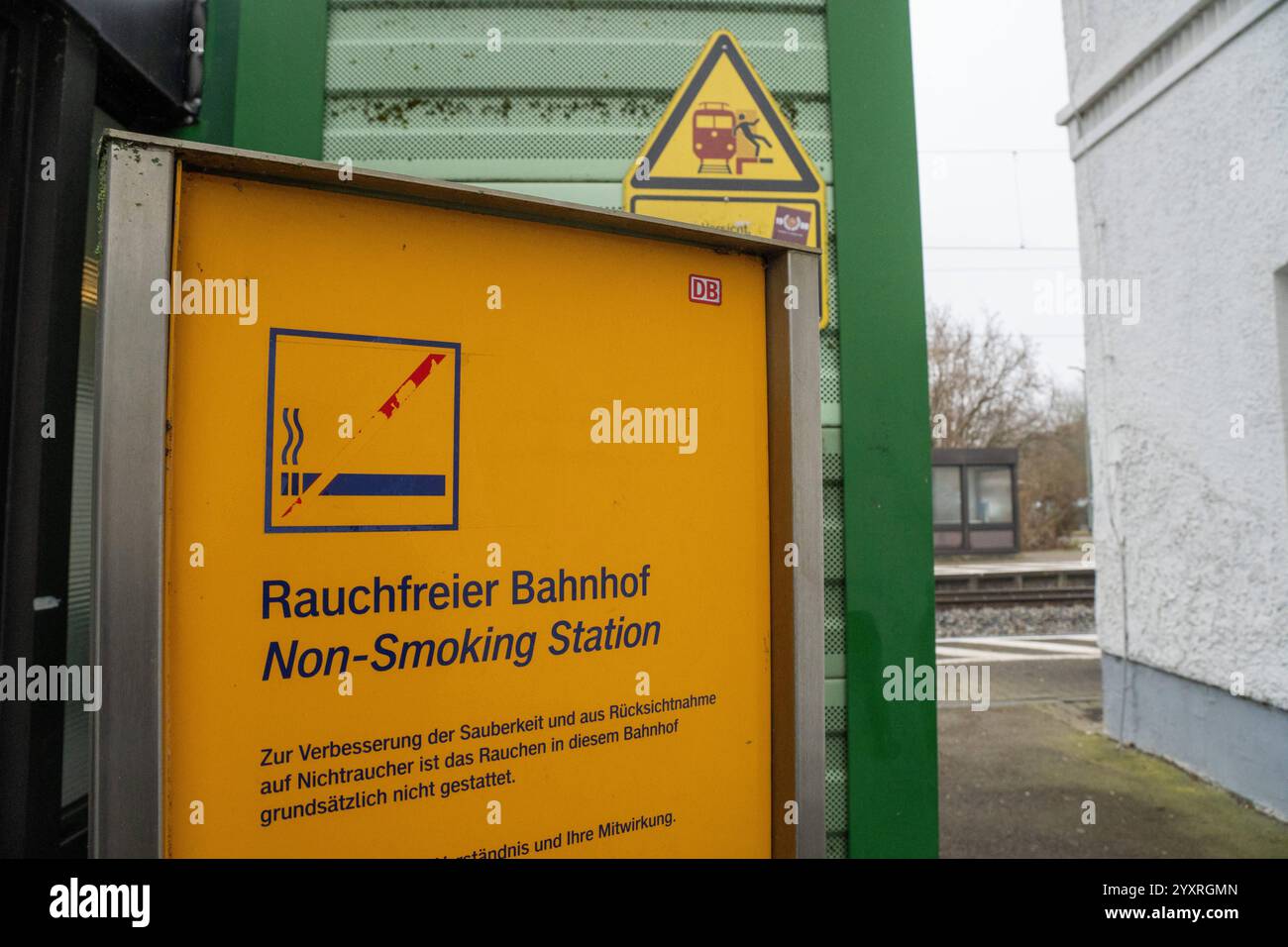 Zeichen warnung bahnsteig hi-res stock photography and images - Alamy