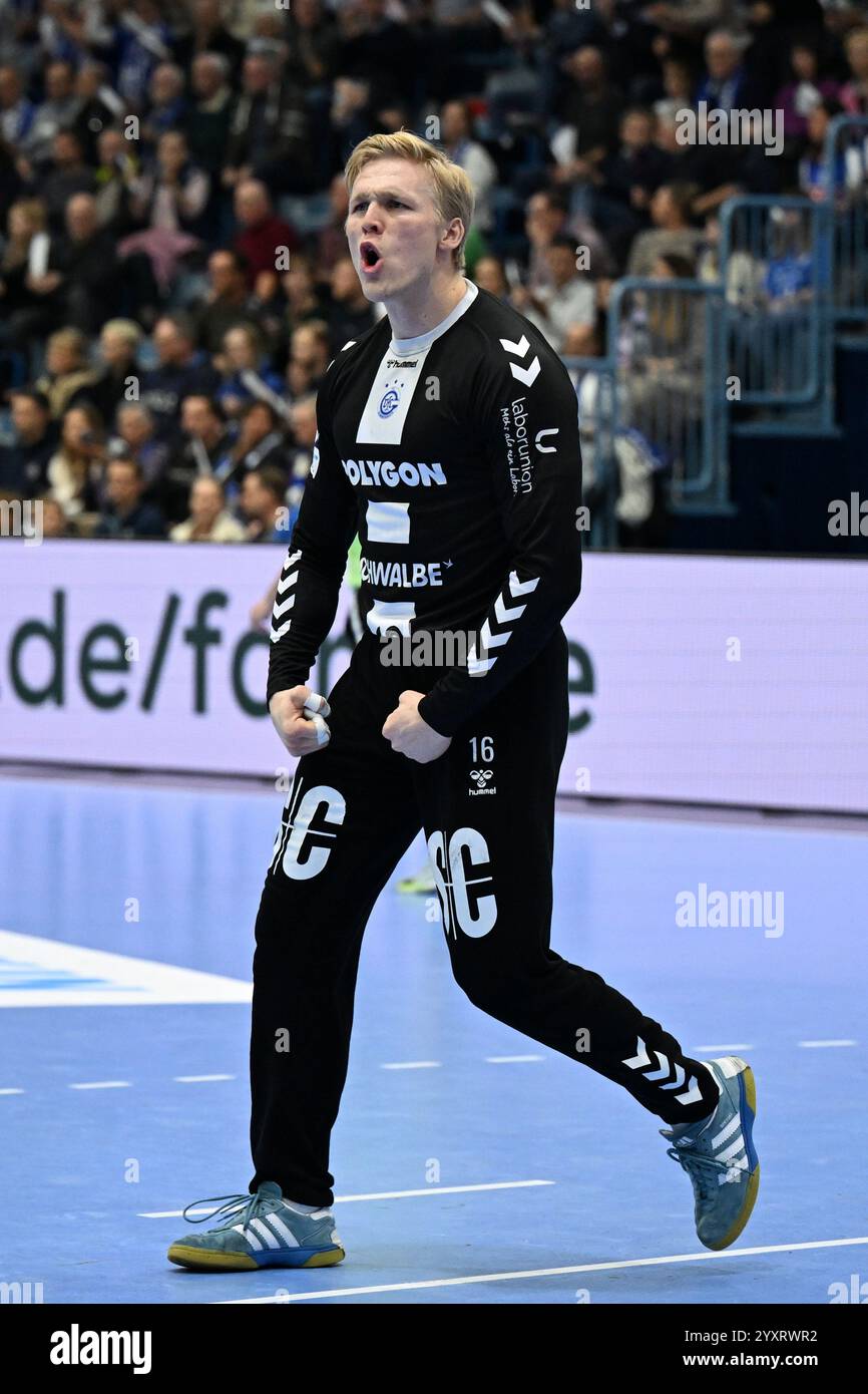 Bertram Obling (VfL Gummersbach, #16) bejubelt schreiend einen 7 Meter ...