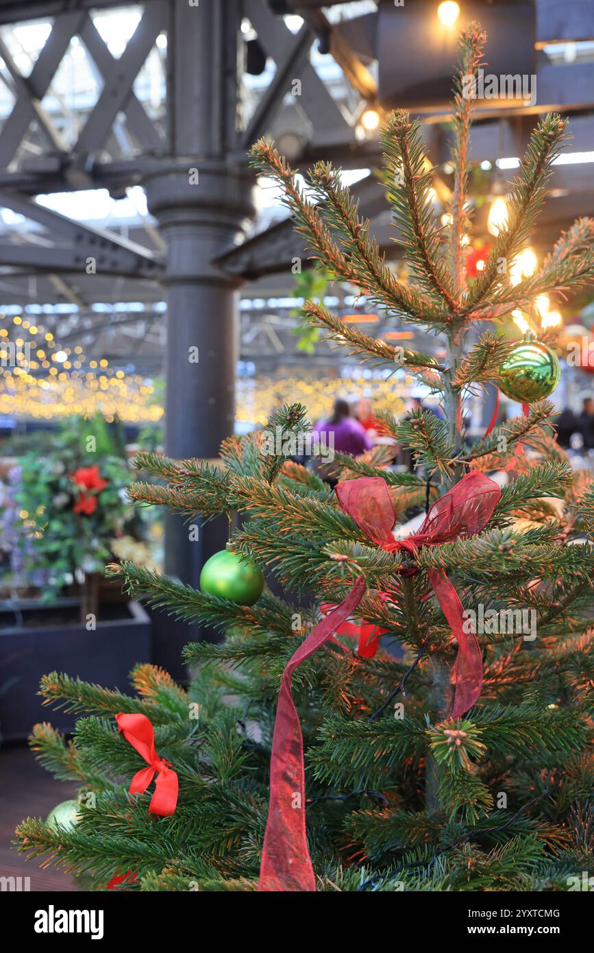 Old spitalfields market and christmas hi-res stock photography and ...