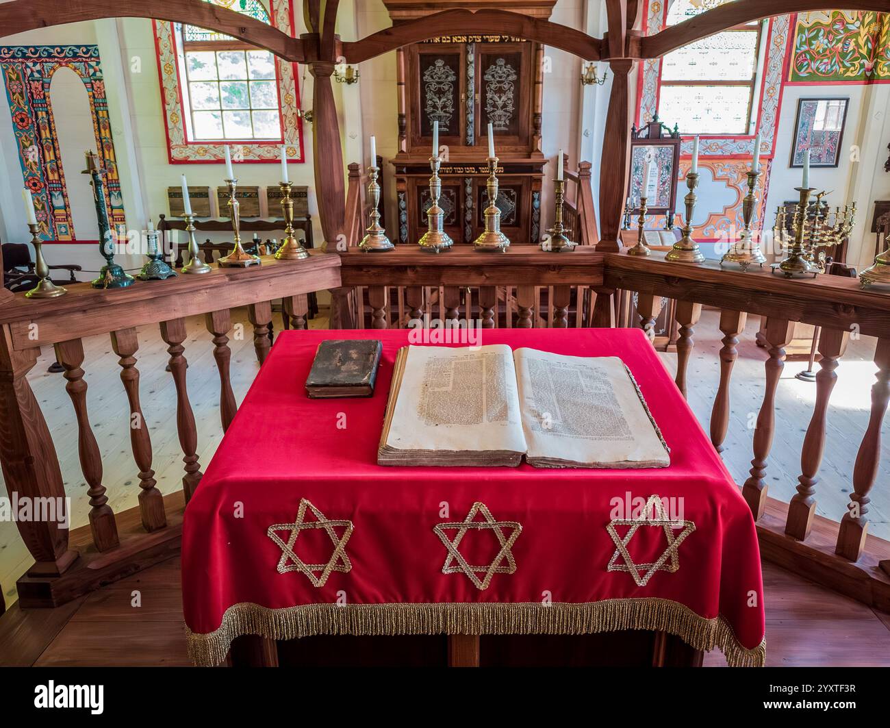 Open book on bimah hi-res stock photography and images - Alamy