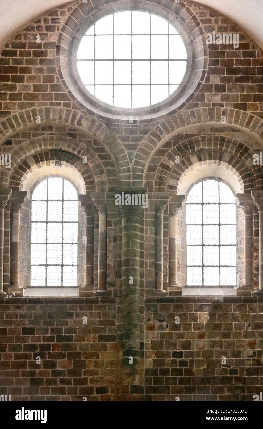 117 The midday light enters through the oculus and arched windows on ...