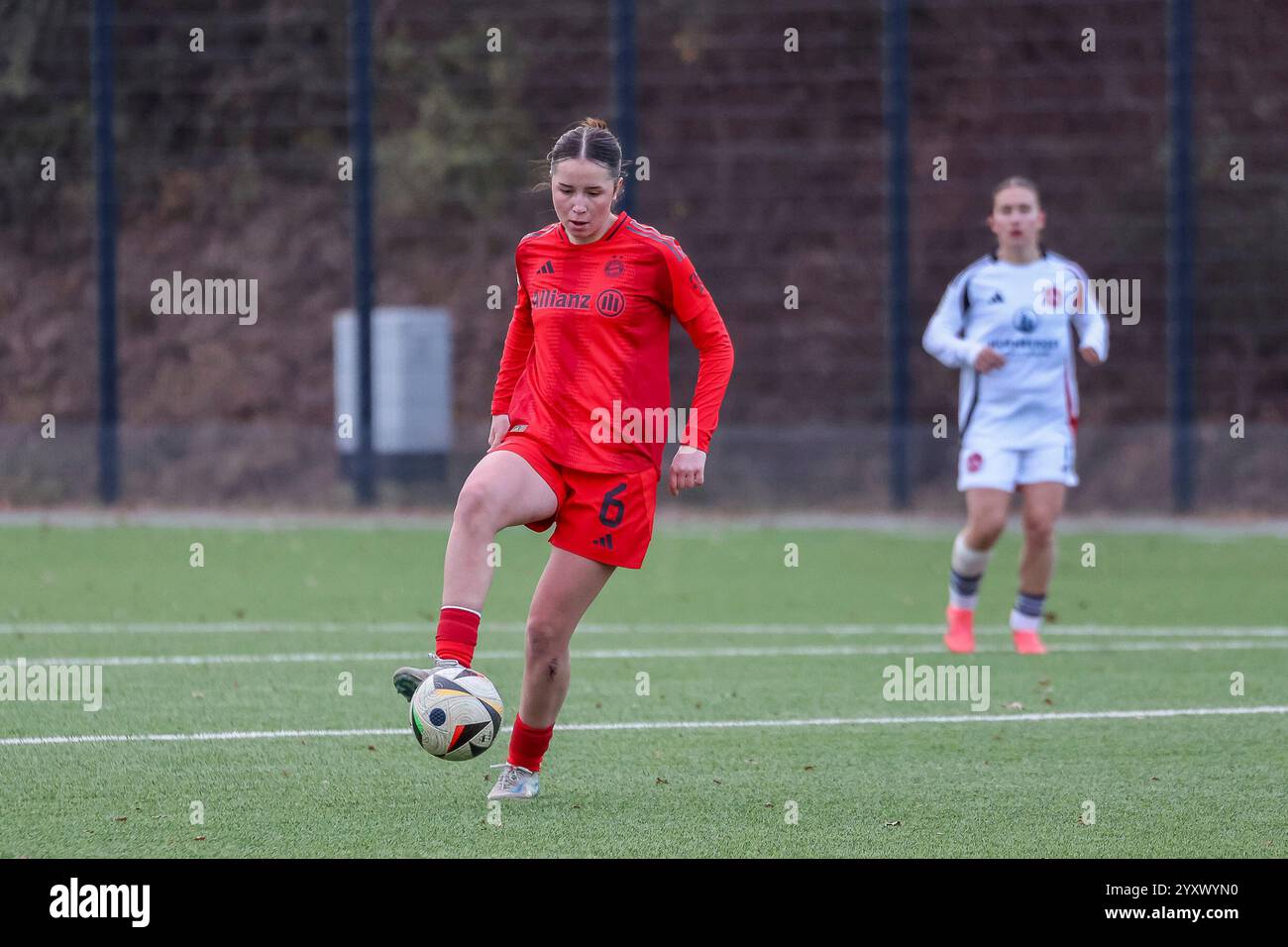 Muenchen, Deutschland. 15th Dec, 2024. Laila Portella (FC Bayern Muenchen, #06) mit Ball, GER ...