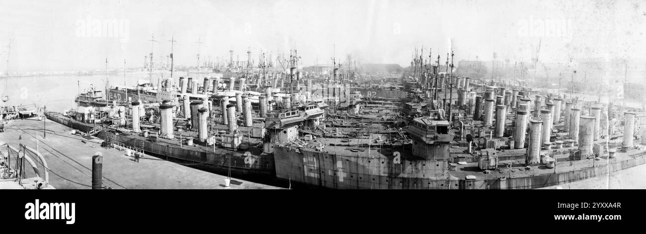 Destroyers laid up at the Philadelphia Naval Shipyard, Pennsylvania ...