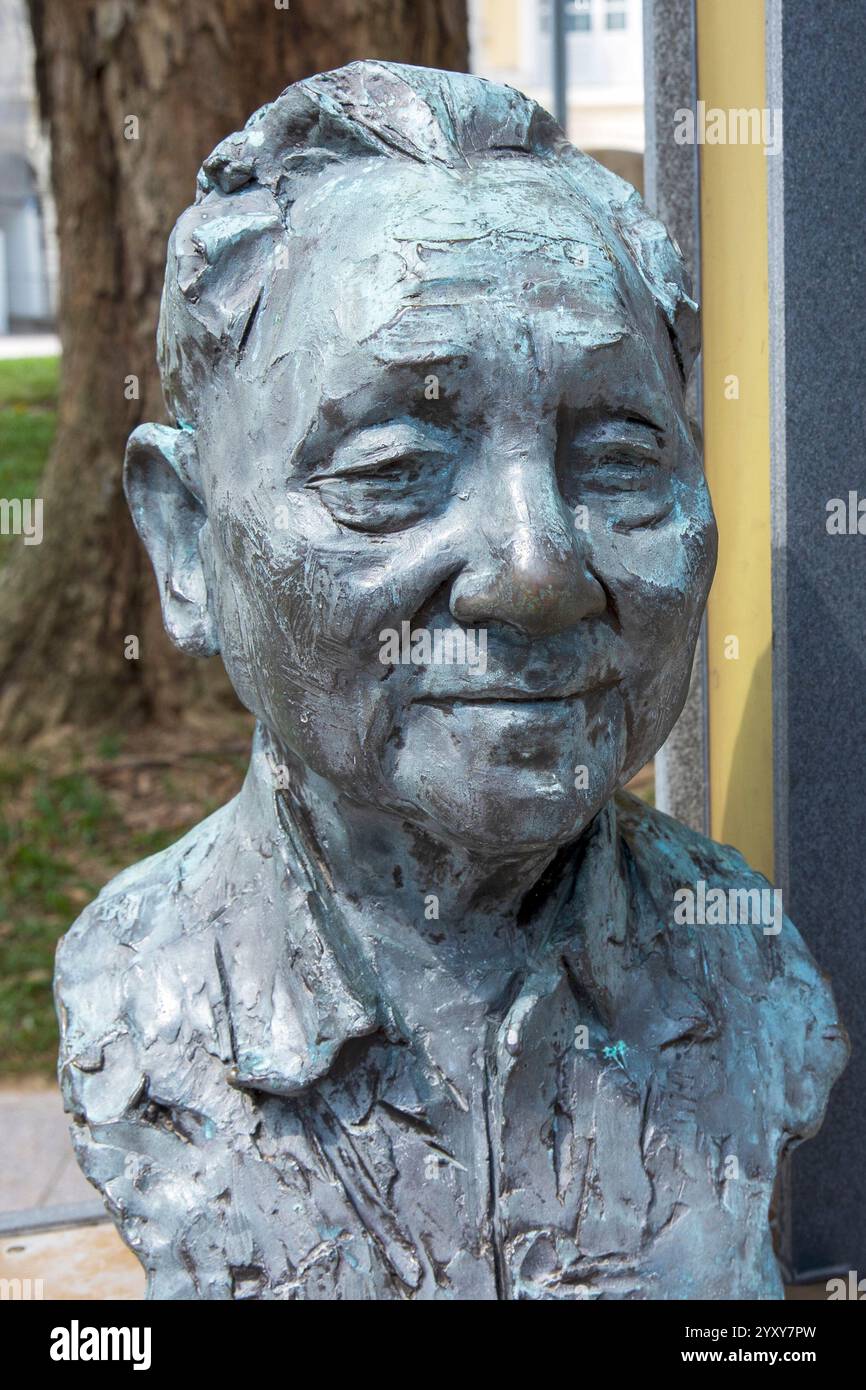The bust of Chinese leader Deng Xiaoping on the banks of the Singapore ...