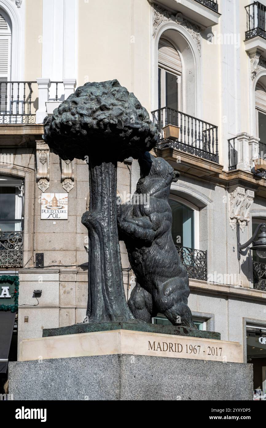 Statue of the Bear and the Strawberry Tree (El Oso y el Madrono ...