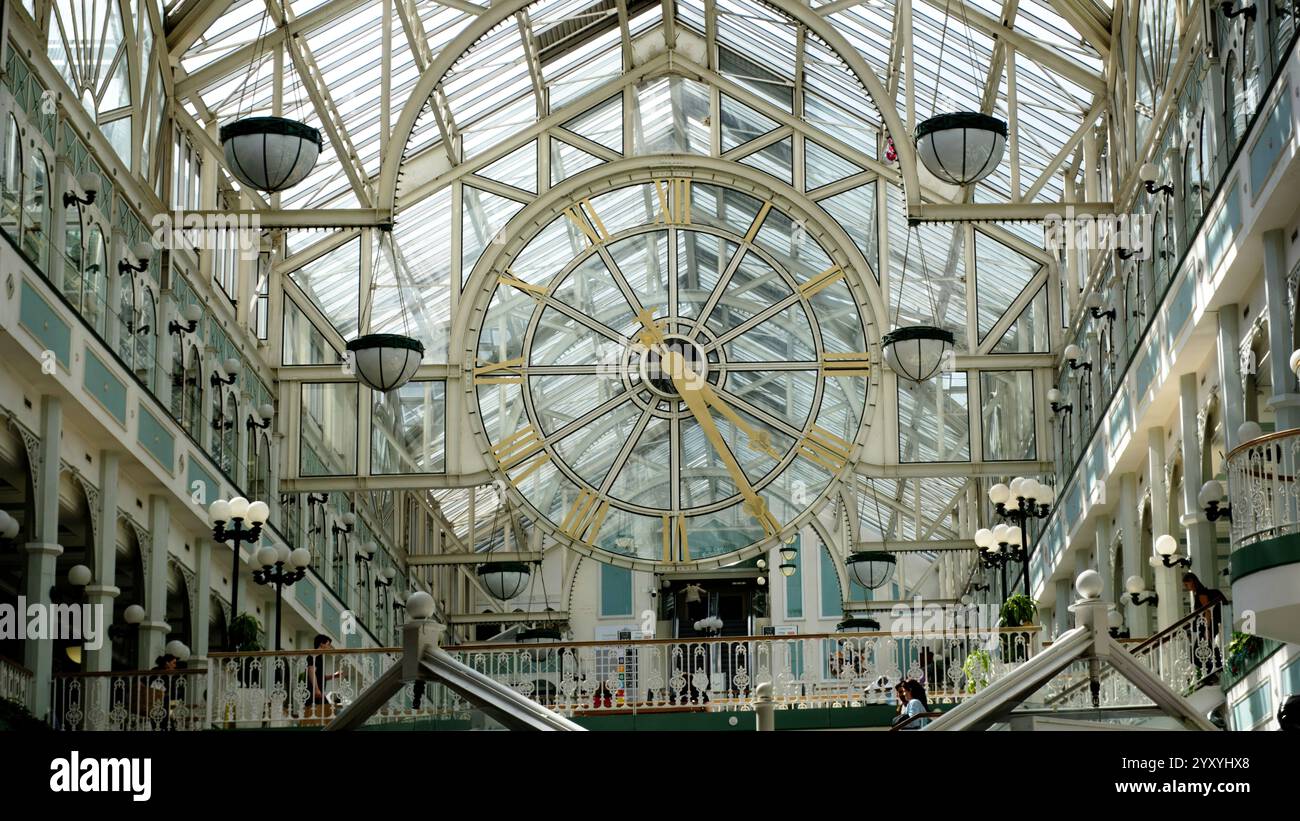 Shopping mall pillars hi-res stock photography and images - Alamy