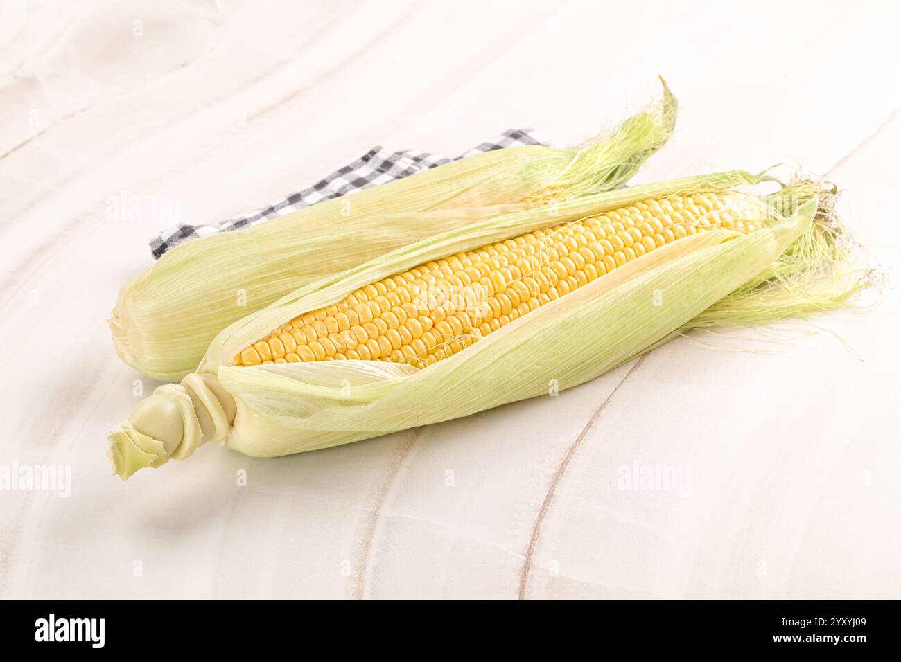 Ripe sweet yellow corn cob with leaves Stock Photo - Alamy