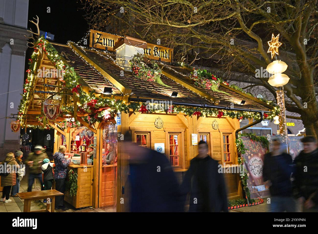 Weihnachtsmarkt in Muenchen auf Neuhauser , Kaufinger Strasse,Staende ...