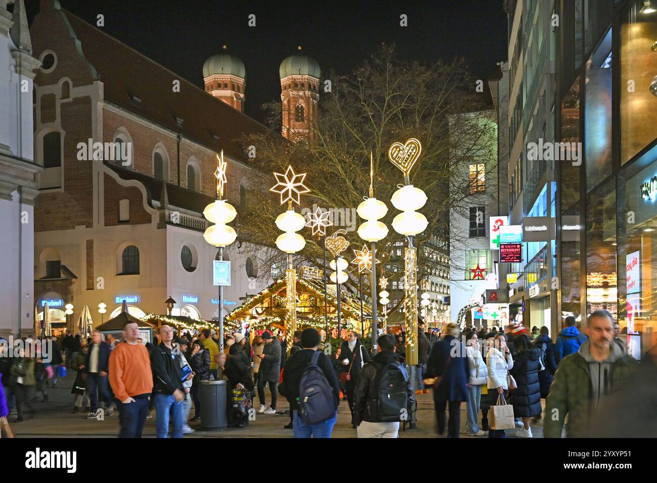 Weihnachtsmarkt in Muenchen auf Neuhauser , Kaufinger Strasse,Staende ...