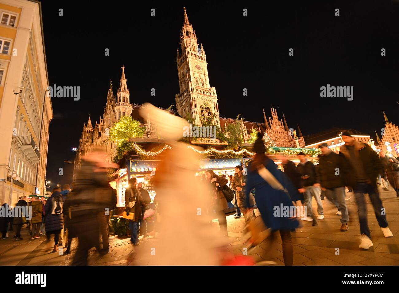 Weihnachtsmarkt in Muenchen auf Marienplatz,Rathaus.Staende.Passanten ...