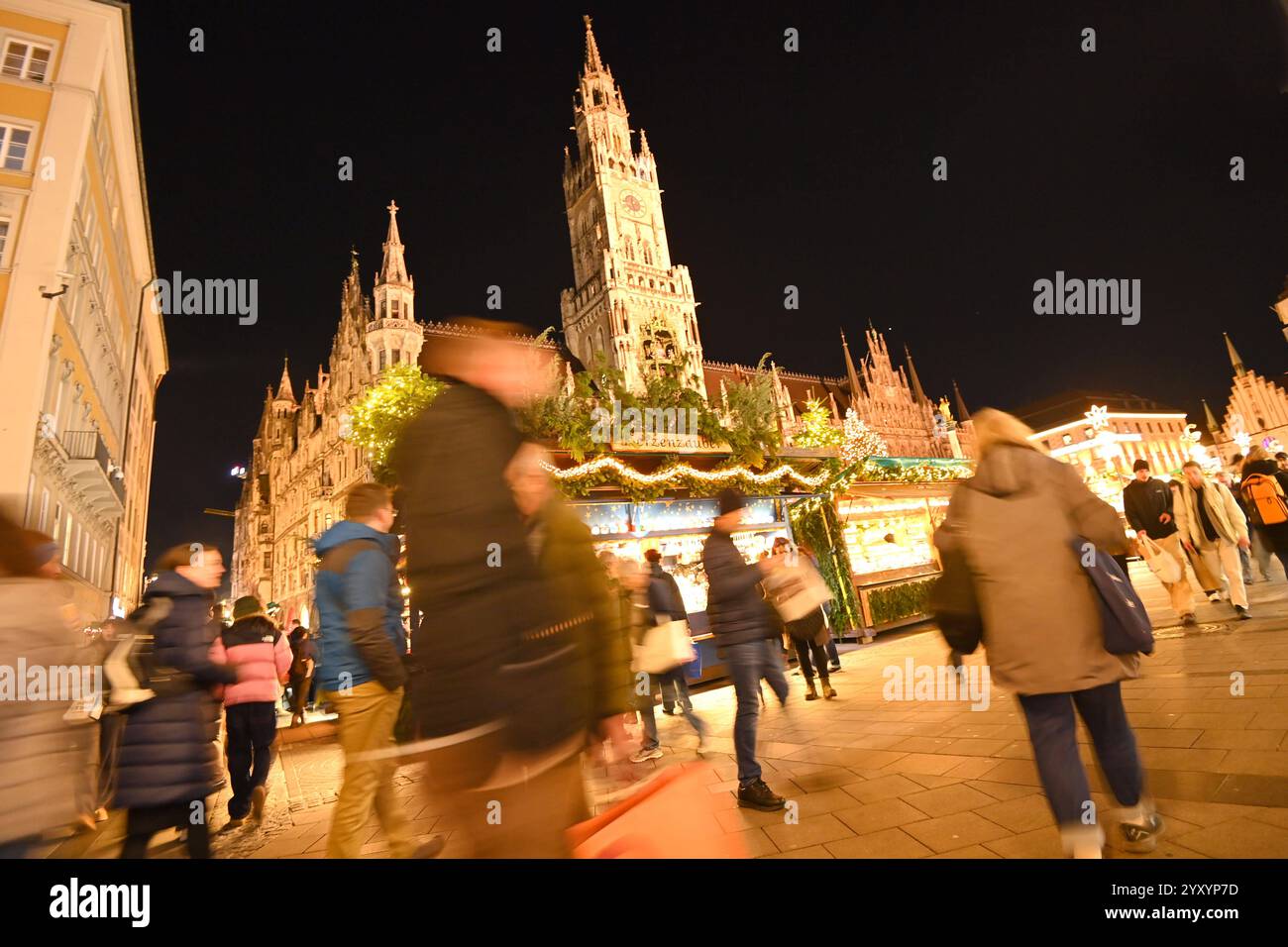 Weihnachtsmarkt in Muenchen auf Marienplatz,Rathaus.Staende.Passanten ...