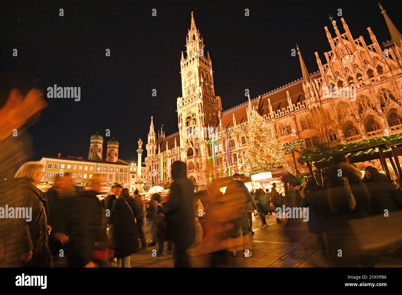 Weihnachtsmarkt in Muenchen auf Marienplatz,Rathaus.Staende.Passanten ...