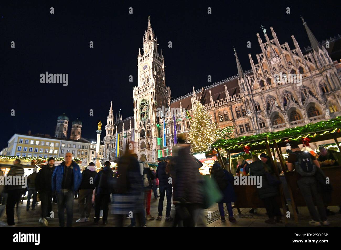 Weihnachtsmarkt in Muenchen auf Marienplatz,Rathaus.Staende.Passanten ...