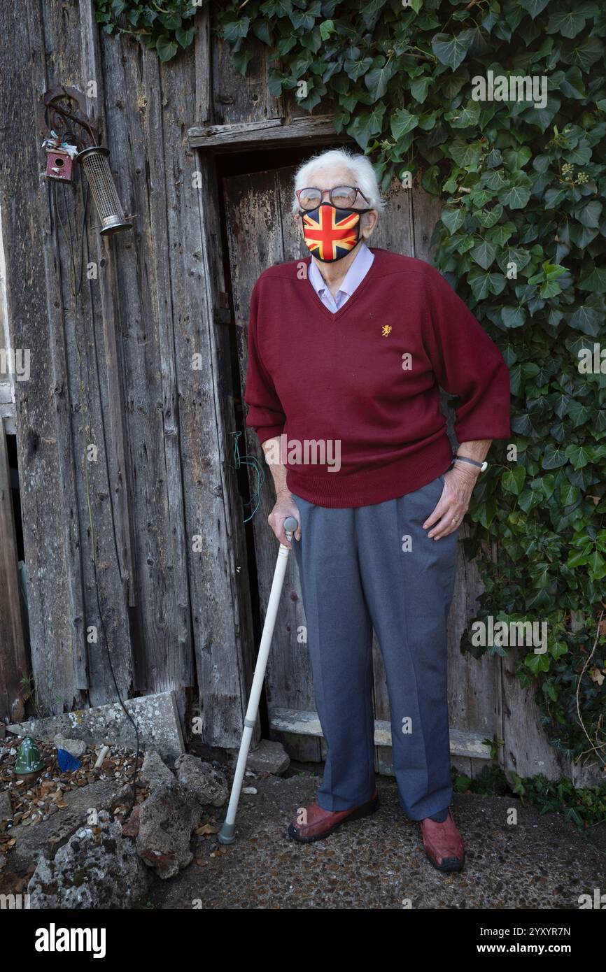 Senior woman face masks hi-res stock photography and images - Alamy