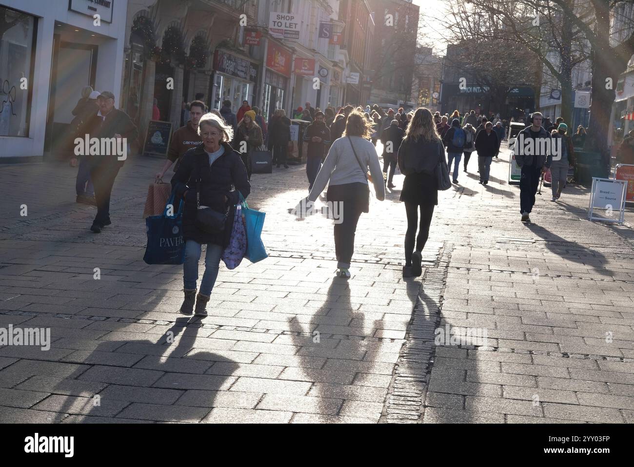 Shoppers gentlemans walk hi-res stock photography and images - Alamy