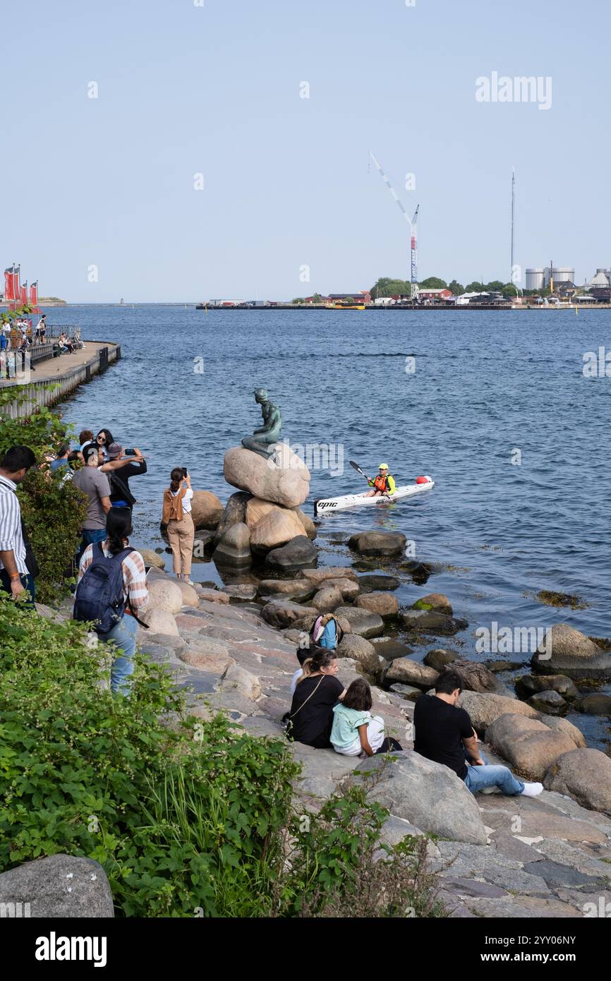 Crowd of people visit The Little Mermaid, Den Lille Havfrue, Copenhagen ...