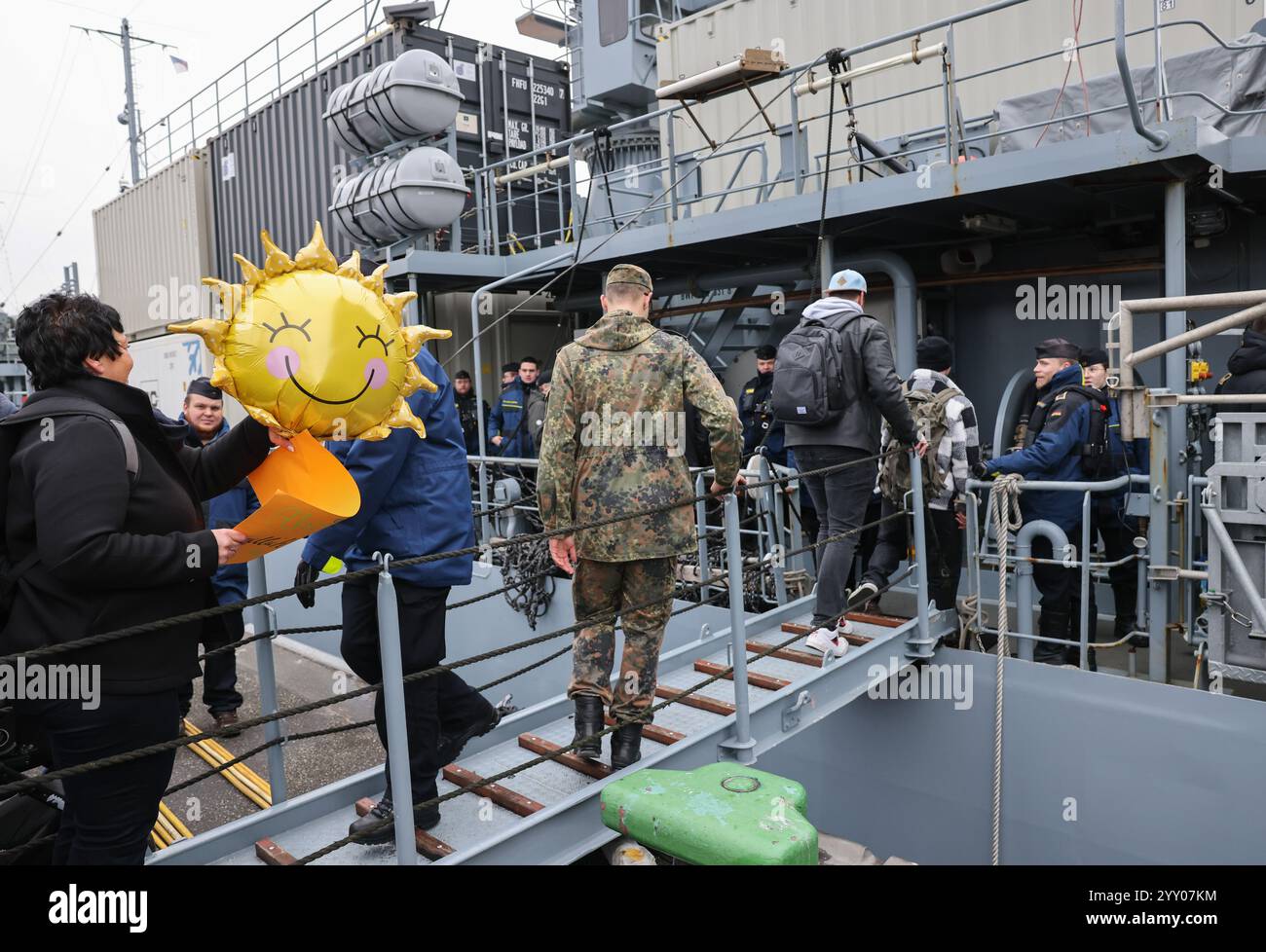 Kiel, Germany. 18th Dec, 2024. Family members and relatives board the ...