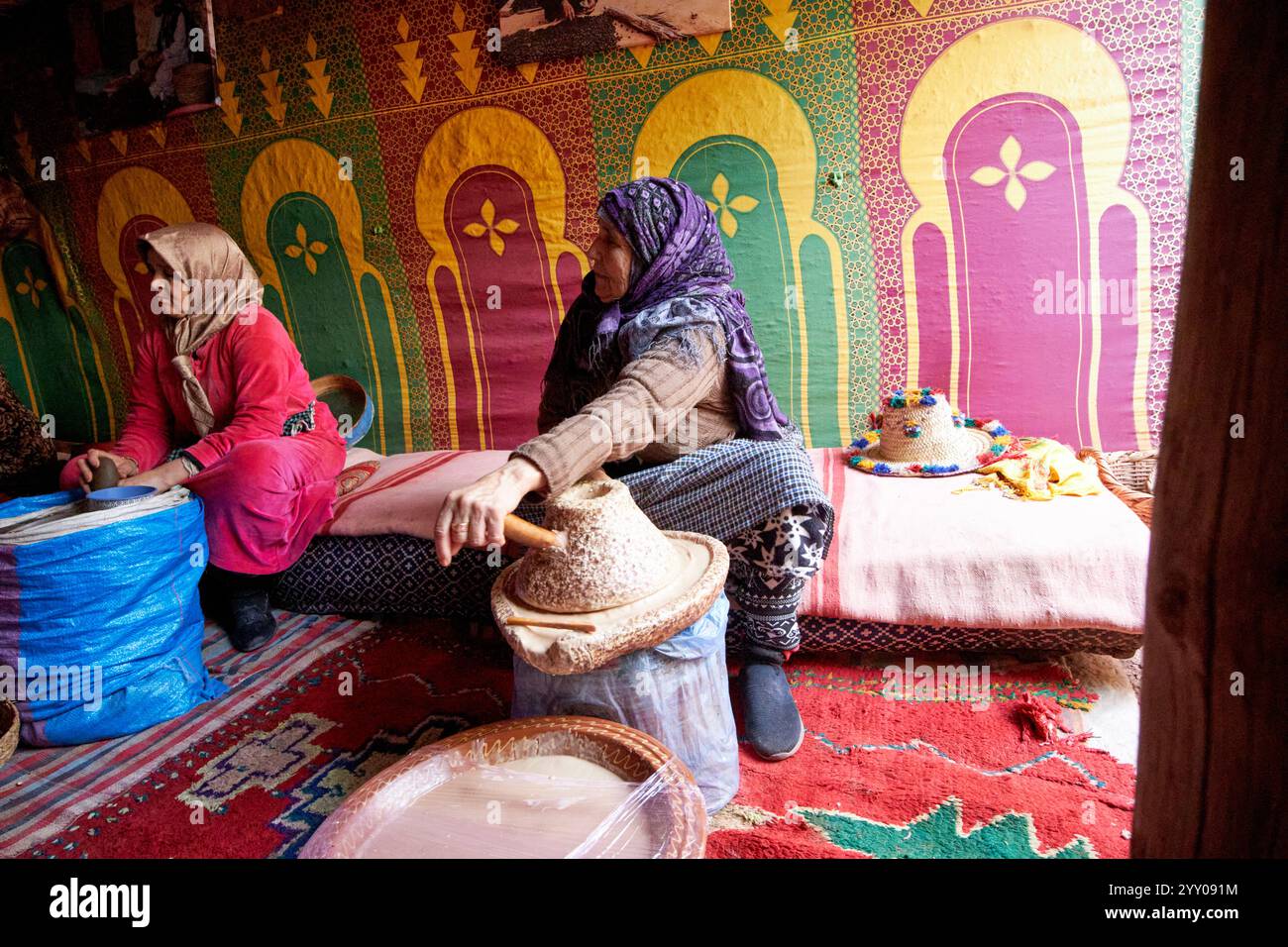 Traditional grinding methods hi-res stock photography and images - Alamy