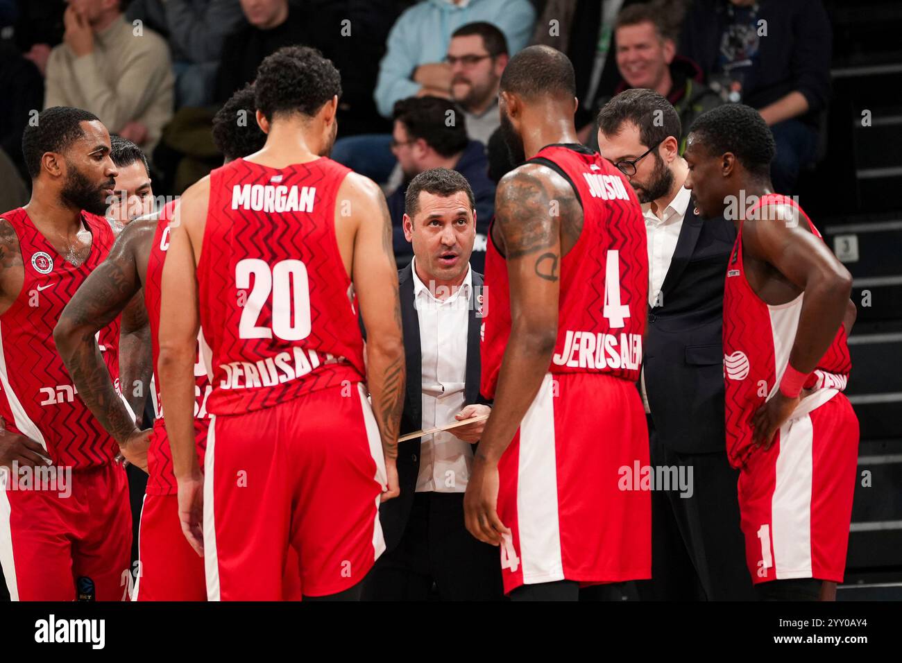 Hamburg, Deutschland. 17th Dec, 2024. Yonatan Alon (Hapoel Bank Yahav Jerusalem, Trainer) gibt ...