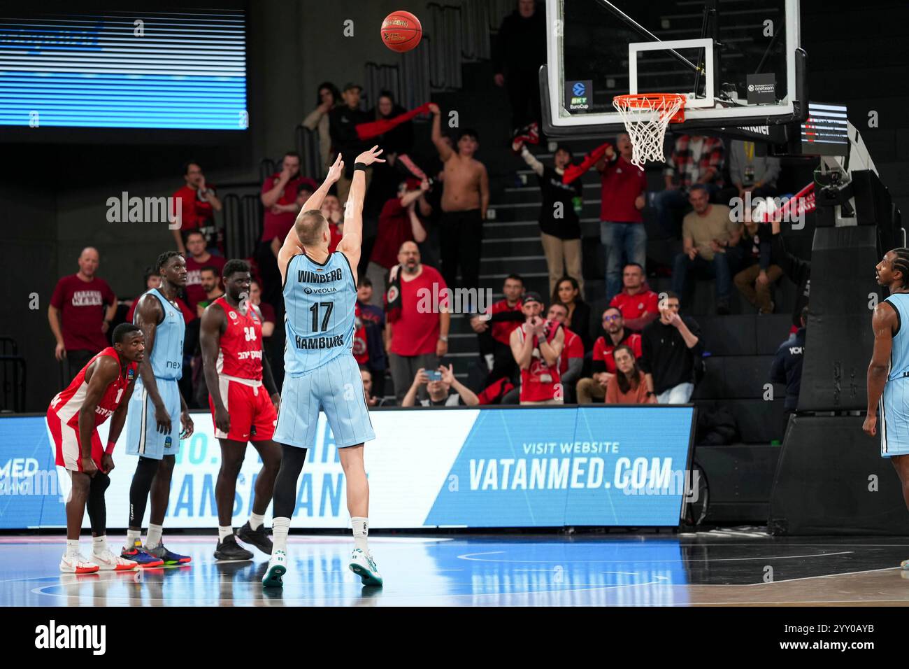 Hamburg, Deutschland. 17th Dec, 2024. Niklas Wimberg (Veolia Towers Hamburg, #17) beim Freiwurf ...