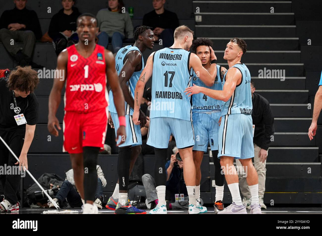 Hamburg, Deutschland. 17th Dec, 2024. Veolia Towers Hamburg jubelt/Jubel, Niklas Wimberg (Veolia ...