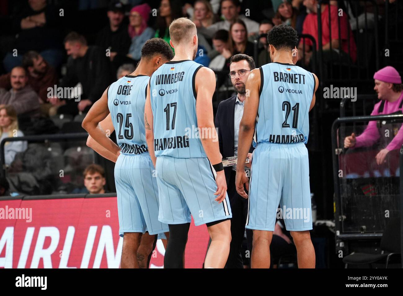 Hamburg, Deutschland. 17th Dec, 2024. Benka Barloschky (Veolia Towers Hamburg, Trainer) gibt ...