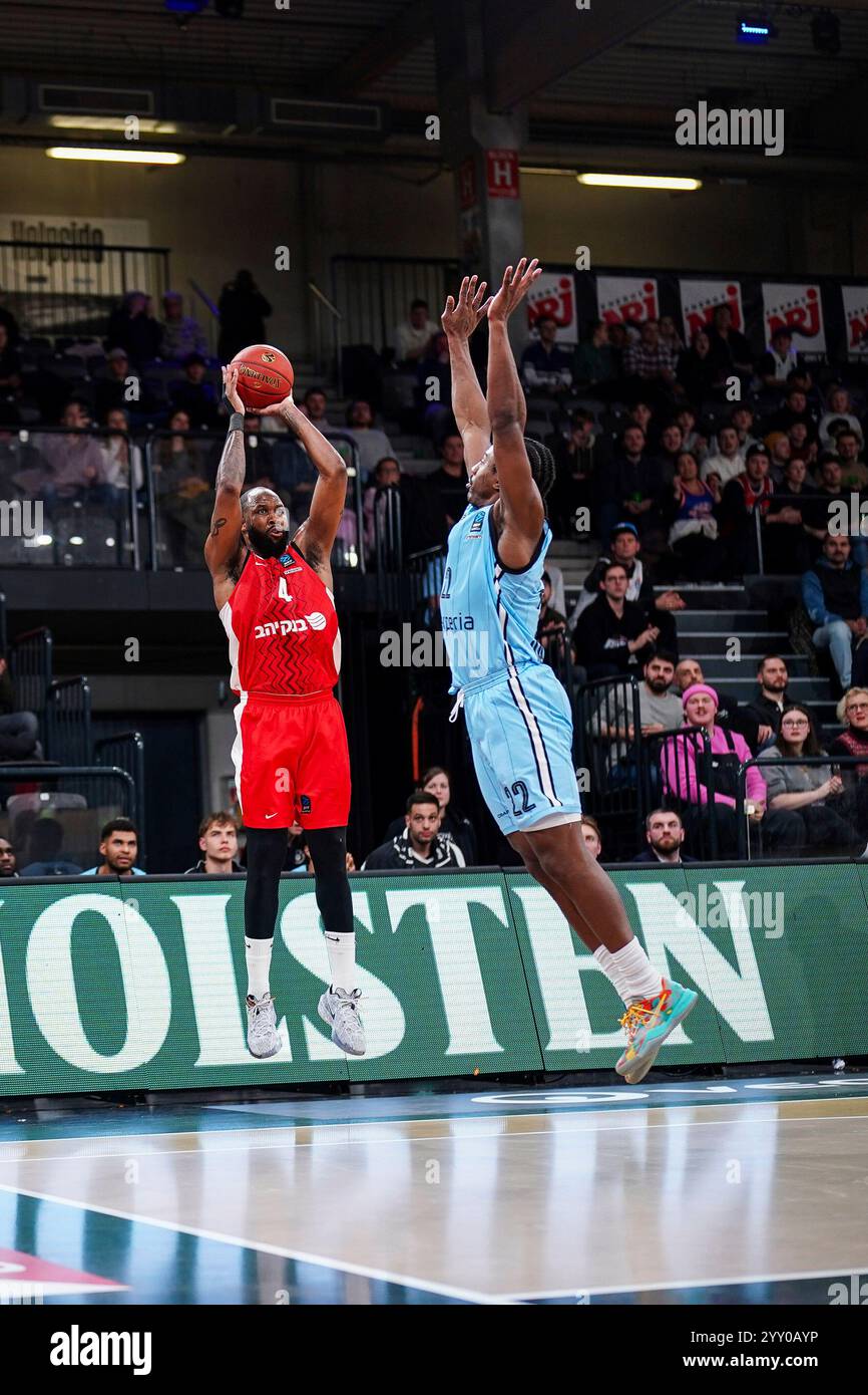Hamburg, Deutschland. 17th Dec, 2024. Chris Johnson (Hapoel Bank Yahav Jerusalem, #04) beim Wurf ...