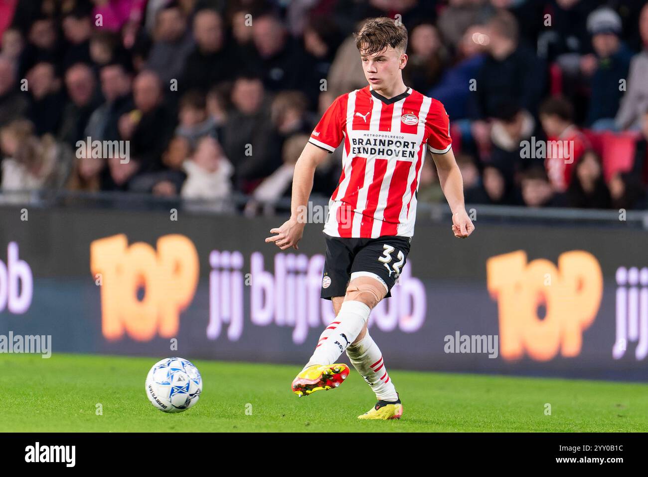 Eindhoven, Netherlands. 17th Dec, 2024. EINDHOVEN, NETHERLANDS - DECEMBER 17: Matteo Dams of PSV ...