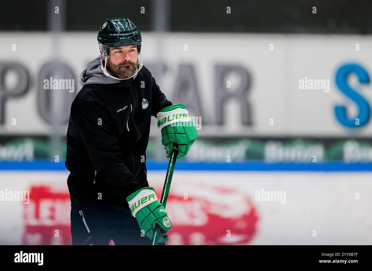 241218 Rögles målvaktstränare Peter Hirsch under en ishockeyträning med ...