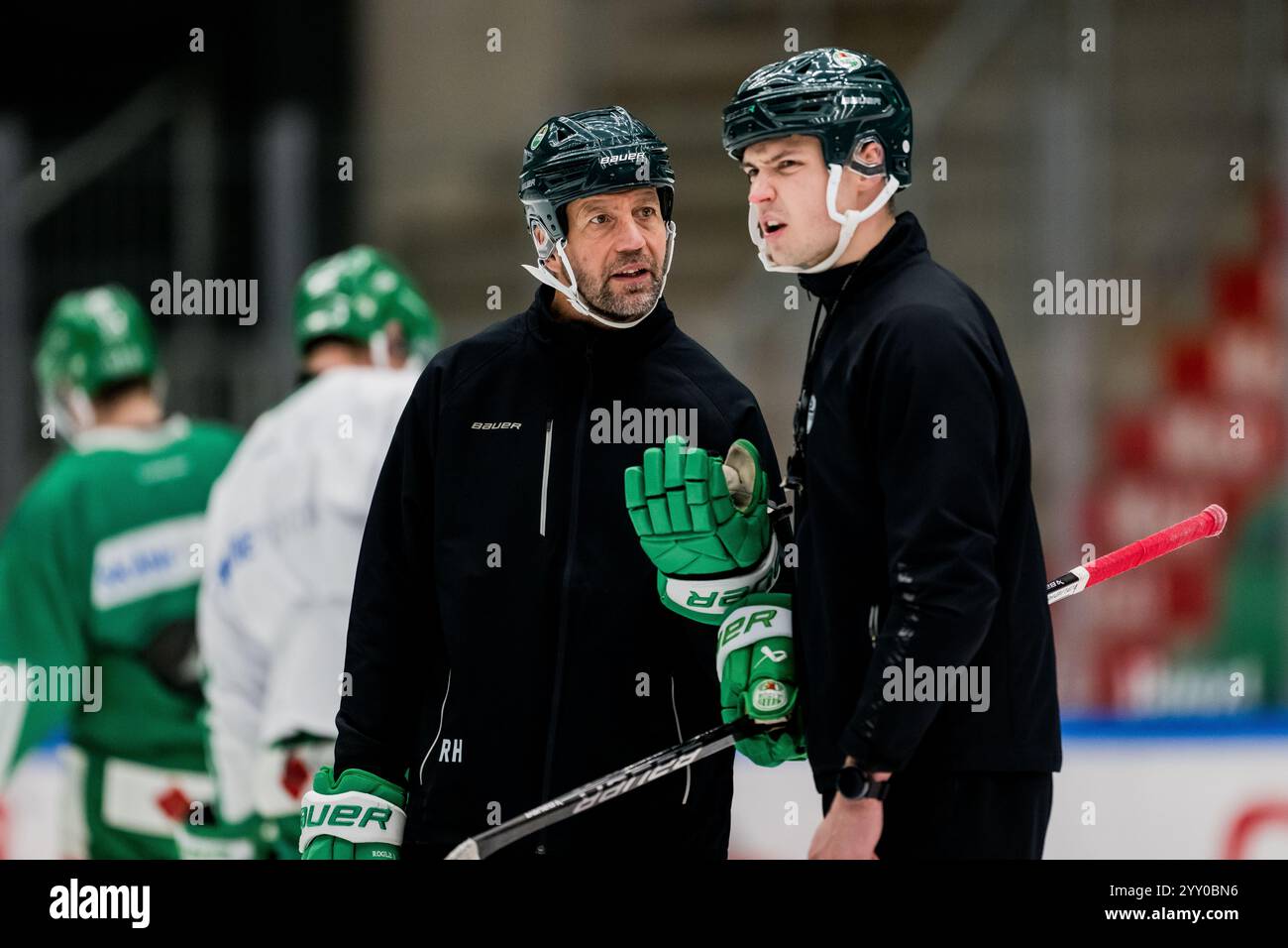 241218 Rögles tränare Roger Hansson och assisterande tränare Max Bohlin under en ishockeyträning ...