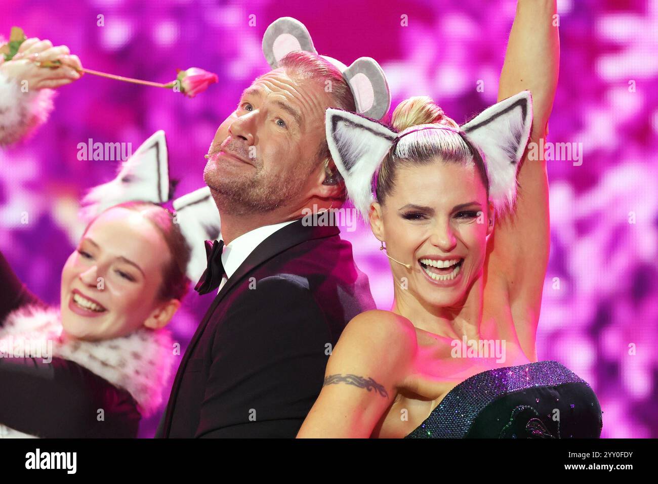 Moderatorin Michelle Hunziker mit Katzenohren und Moderator Sasha mit ...