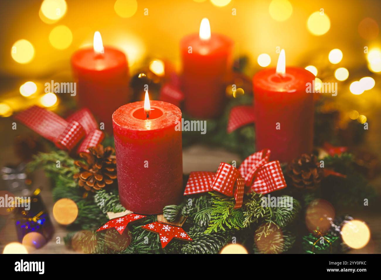 Adventskranz mit vier brennenden Kerzen, vierter Advent *** Advent ...