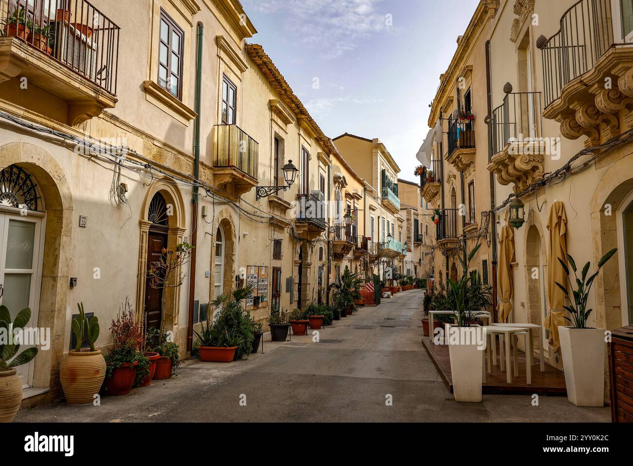 A typical residential street scene Syracuse, Siracusa, Sicily, Southern ...