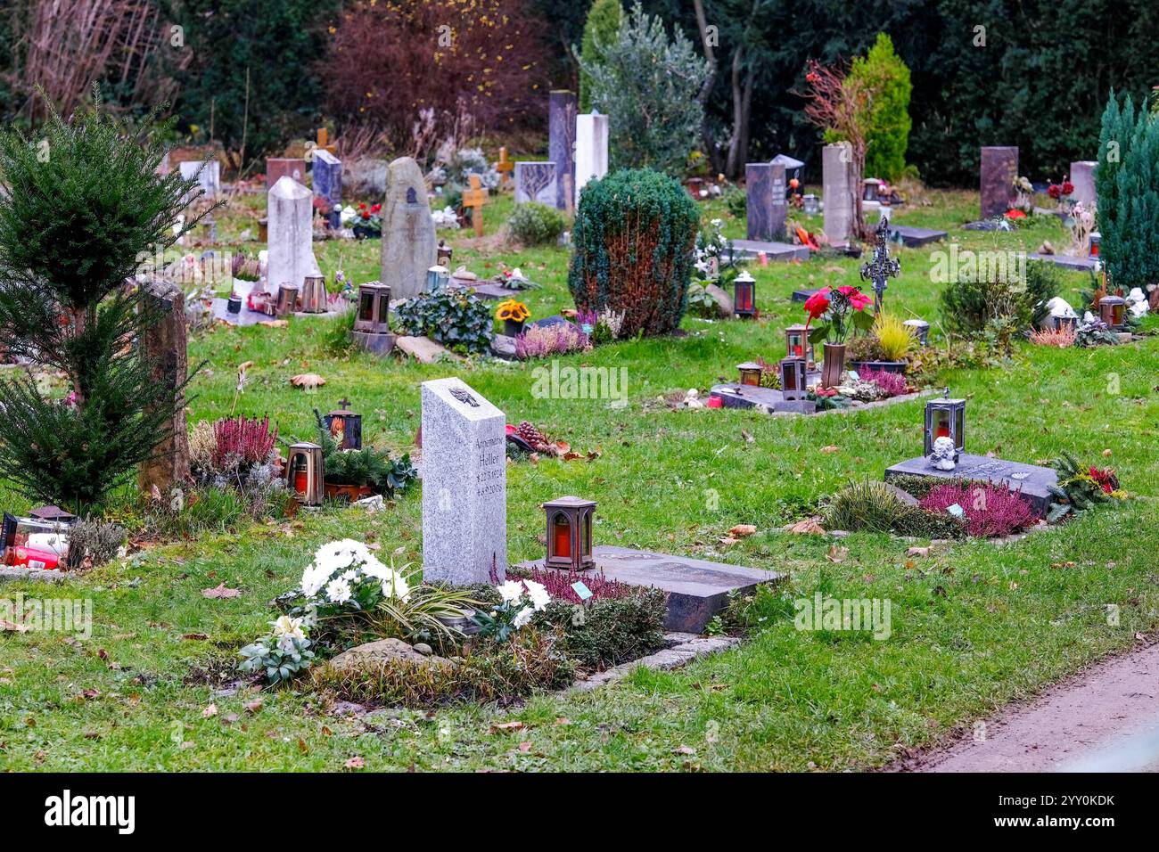 Düsseldorf 18.12.2024 Friedhof Stoffeln Grab Grabstein Trauer Tod Ruhestätte Friedhofsruhe ...
