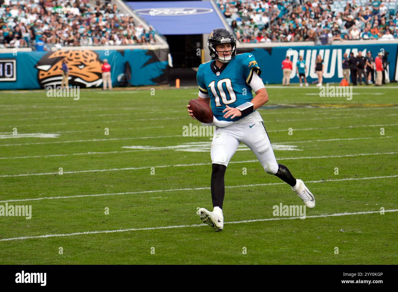 Jacksonville Jaguars quarterback Mac Jones scramble against the New ...