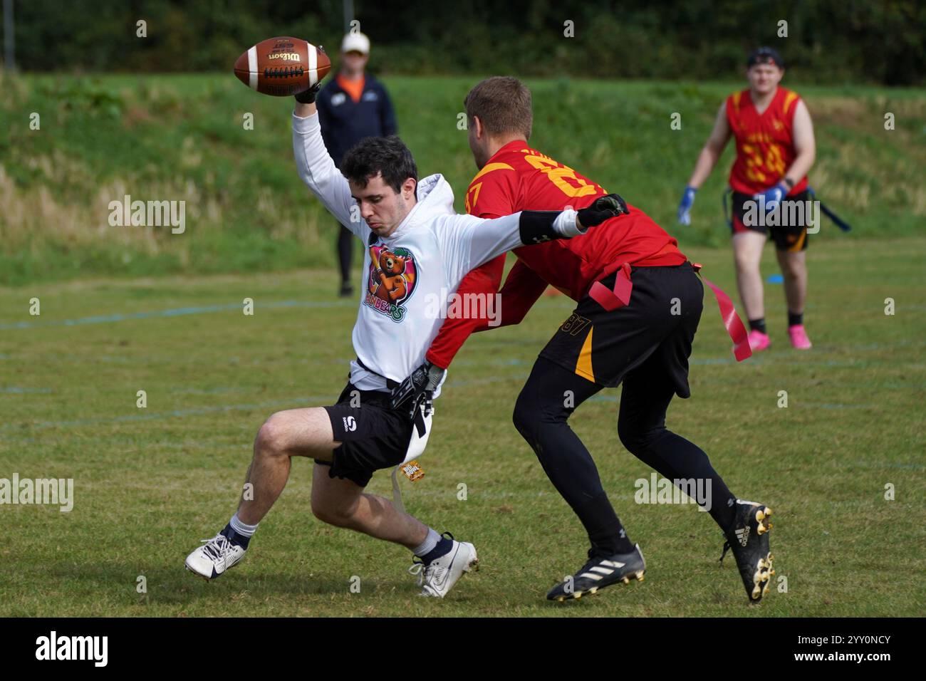 Female flag football players hi-res stock photography and images - Alamy